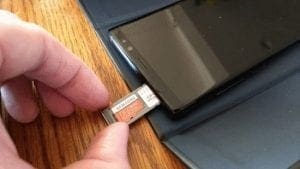 Galaxy Note8: Insert and Remove SIM/SD Card Tray - Technipages